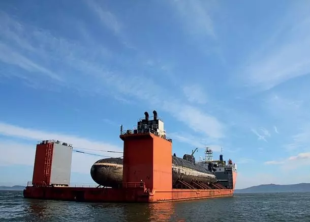 Saveznici se međusobno tarantee u fotografiji British Vanguard Dodavanje, suočeni su u veljači 2009. s francuskim jabuke triomfantom. Svaka od podmornice koja se nosi u svojim bacačima od 16 raketa. Ukupan broj mornara na dva ab premašio je 250 osoba. Srećom, nitko od ljudi nije pretrpio, ali su obje čamce stekli značajnu štetu. Britanci su morali vući brod u jednu od luka Škotske, Francuzi su mogli dosegnuti Brest s vlastitim prolazom s slomljenim nazalnim hidroperatijem.