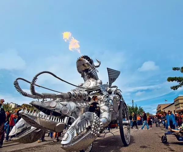 Гонки Kinetic Grand Championship - справжній дизайнерський триатлон. За три дні командам потрібно подолати 42 миль грунтових, піщаних і водних перешкод