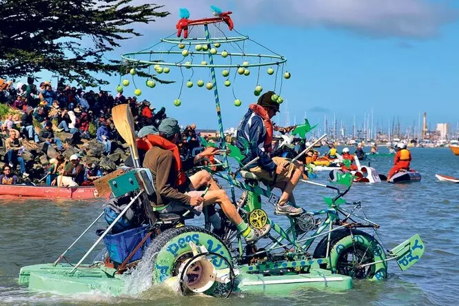 Inizio delle gare cinetiche del grande campionato di tre giorni, la piazza centrale della città di Arcat in California. L'apparecchio di alimentatori di fondo (sulla foto a sinistra) esibisce la fiamma. Il suo creatore è Duane Flatmo, partecipando a queste razze nella trente 30a volta. Ha creato questo davanzale di metalli dei dettagli dei suoi dispositivi precedenti. Ma il secondo giorno della concorrenza: l'auto chiamata visualizza i piselli vortici, inizia a attraversare il sorso di Humboldt. Uno dei membri dell'equipaggio è l'autore di questo articolo.