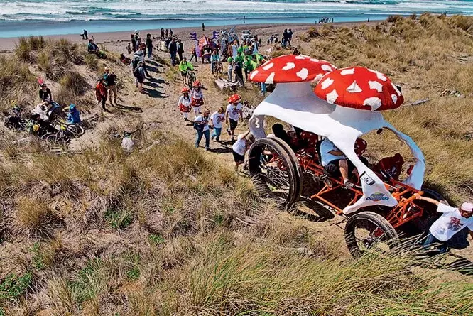 Racers rôlje it apparaat mei de namme Oanfal fan 'e FUNGUYS (sokssawat as in "Mushroom Attack") de helling fan' e dún op Samoa Beach. Dizze auto en syn bemanning wûn twa prizen: "De meast sabeare apparaat" en "de bêste auto-meganika." Crews of Cars neamd De Jeep en Heroes fan Gloryopolis begjinne de race mei in leuke laitsje (foto oan 'e linkerkant). Woody Endeavor slút de helling fan 'e Dune "Dead Man's Crash" (foto hjirûnder). Fan dy teams dy't de heule ôfstân kinne trochjaan sûnder te lûkende spare-leden en sûnder oare regels te beheinen, naam it houtige stribjenapparaat it twadde plak