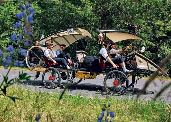 Tiid rint it tempus-flechtlingesapparaat (stileis ûnder de tiidauto, dat is har de wittenskip fan 'e XIX-ieu) ûnder it kommando fan James Smith, it is maklik om te rôljen op' e wei nei oerwinning. Foarút dizze bemanning wachtet op ferskate prizen - en de titel fan kampioenen, en de Ace-medaljes, en de priis foar ferdivedaasje. Smith foar de tredde kear meidocht oan 'e races op dizze auto