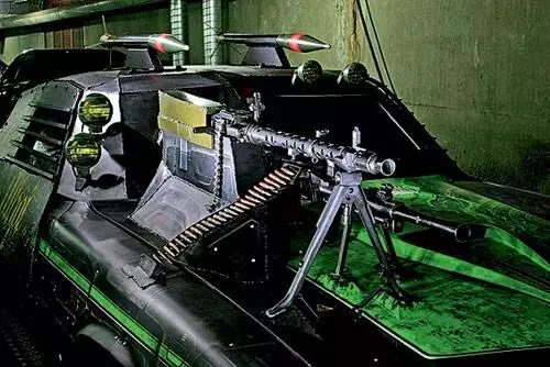 Dua senapan mesin diinstal pada mobil: Jerman Unified MG-43 kali Perang Dunia II dan Soviet Degtyarev Rp-46 Sampel 1946