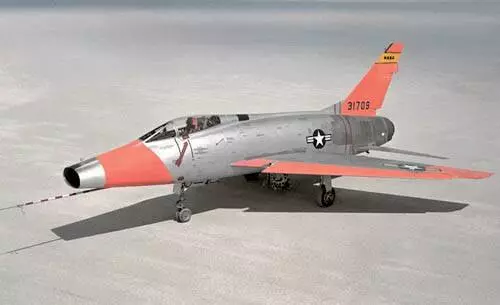 1953. F-100 Super Sabre ။ ပထမအကြိမ် serial supersonic လေယာဉ်များကိုထုတ်ယူခြင်းလေယာဉ်လုပ်ငန်းသည်စီးပွားဖြစ် supersonic သယ်ယူပို့ဆောင်ရေးကိုဖန်တီးရန်နည်းလမ်း၏ပြ on နာများပိုမိုများပြားလာသည်