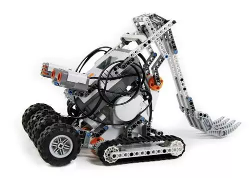 I-LEGO Mindstorms. Thayipha: ElectroConsxors. Isilawuli: Lego NXT. Bangaphezu kuka-256 KB yememori. I-Interface: I-USB, i-Bluetooth. Izinjini: 3 I-Servodotor enezinzwa ezijikelezayo ze-Angle. Izinzwa: I-Ultrasonic RangeFinder, imakrofoni, inzwa yokukhanya, inzwa yokuthinta. Ukuphatha: Ukuzimela, uhlelo, kude kusuka kwifoni ephathekayo. Ukudla: amabhethri ayi-6 aa. Injongo: Ukuthuthukiswa kokucabanga okunengqondo, ukuxhumanisa kokunyakaza kanye namakhono okuklama, i-sabotage, i-espionage