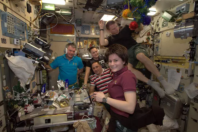 American astronauts on the ISS today will repaire her kitchen 319787_2