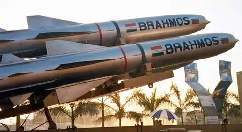 Russian-Indian Supersonic Winged Rockets Brahmos เข้าสู่กองทัพอินเดีย