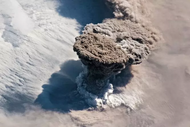 Thei hilweşîna hêzdar a volcano ji cîhê xuya dike 323054_2