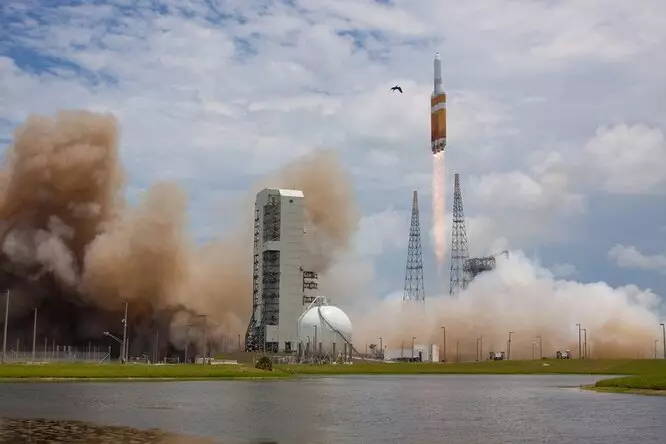 Début spectaculaire de la fusée la plus puissante du monde 323842_10