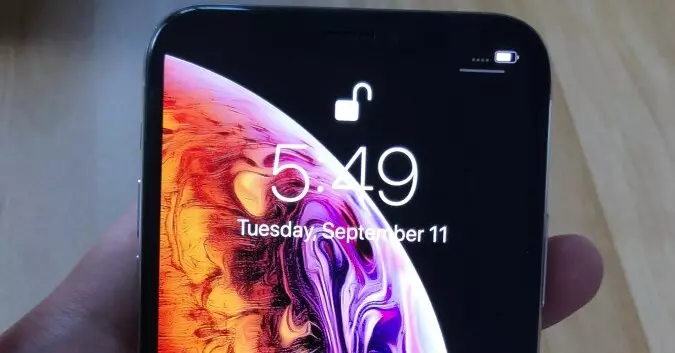 I-iPhone XS ikhombise esithombeni esithi "bukhoma" kwi-premiere