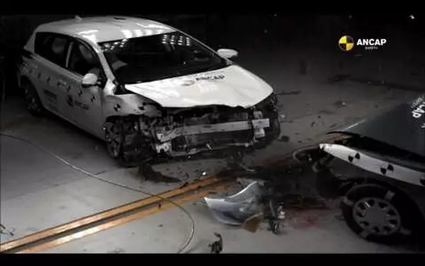 Uus TOYOTA COROLLA VANUS: Ebatavaline Crash test 330569_2