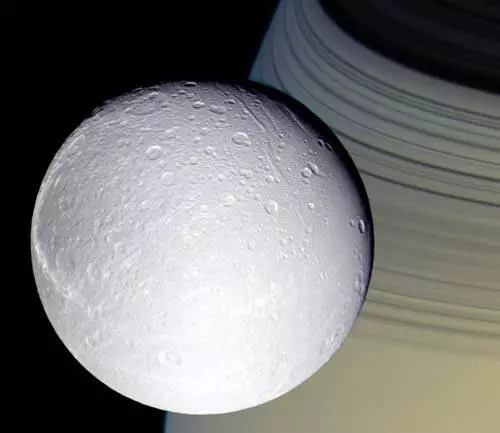 Dion op 'e eftergrûn fan Saturnus: sawat 1100 km mei in diameter, mar sawat 3 kear swierder dan de THE