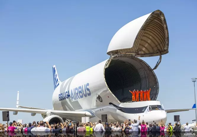 Airbus beluga xl.