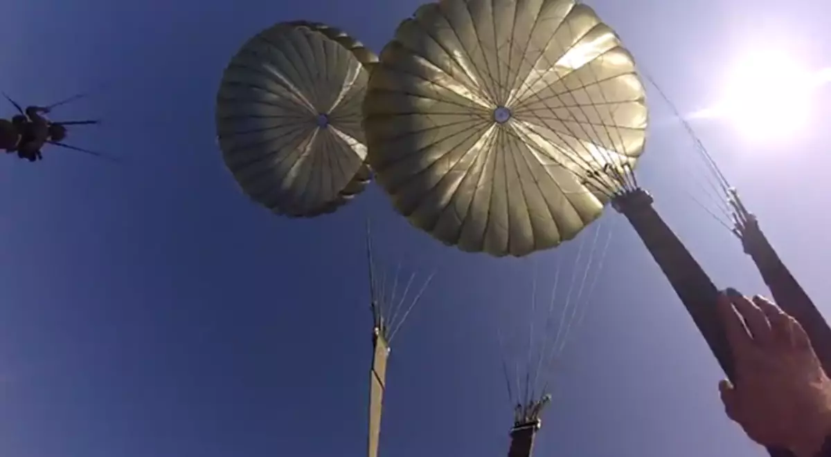 Paratrooper inaruka na parachute: video ya kwanza ya mtu 336340_2