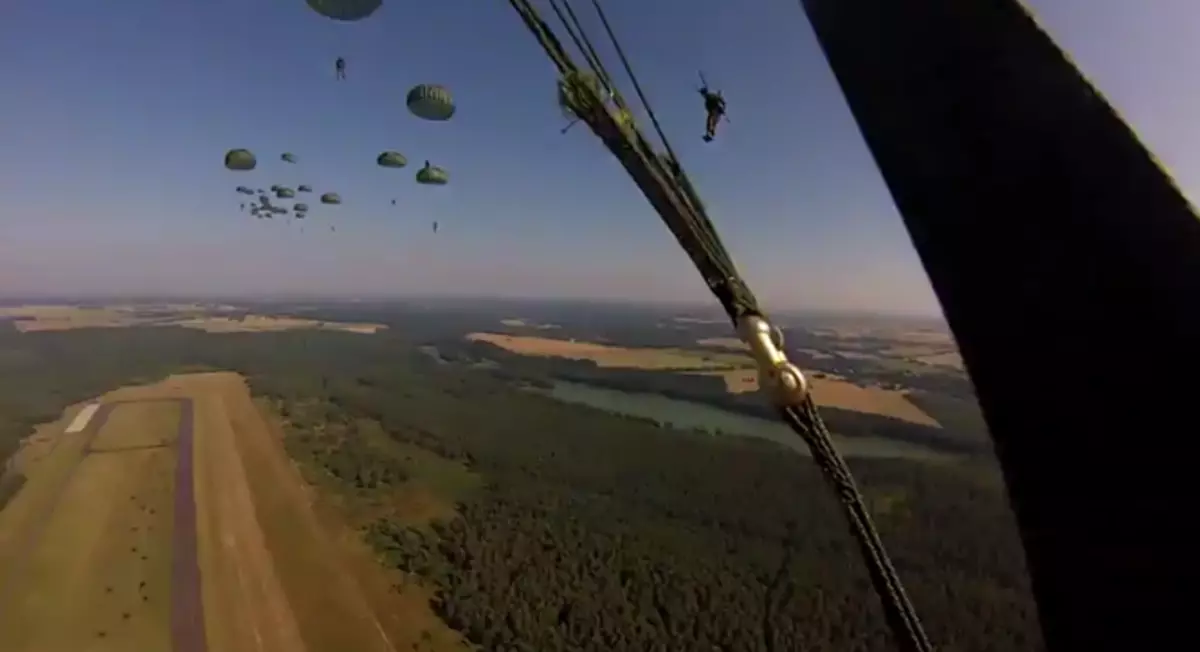 Paratrooper inaruka na parachute: video ya kwanza ya mtu 336340_3