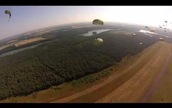 Paratrooper inaruka na parachute: video ya kwanza ya mtu 336340_5