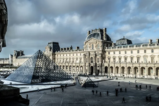 Muzeji Paris je vrgel na tisoče umetniških del. V na spletu.