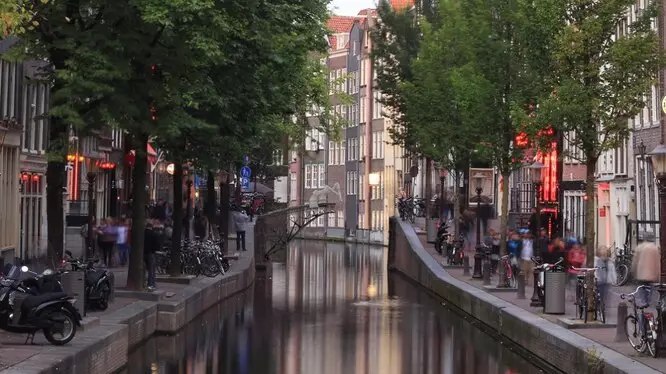 In Amsterdam het 'n brug oor die kanaal gedruk 337996_2