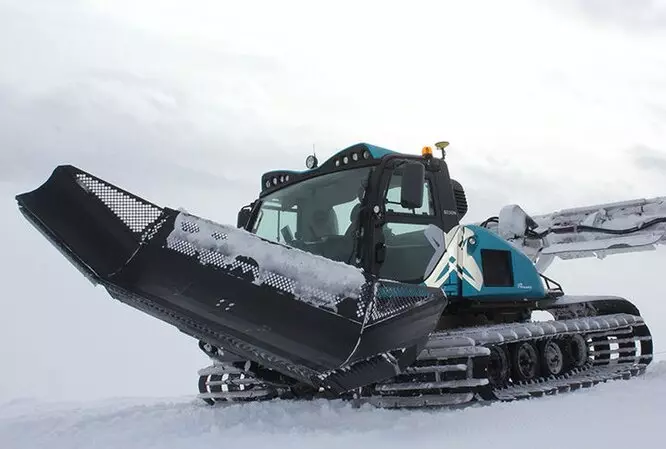 Prinoth (Sterzing, Ιταλία). Ένας από τους κορυφαίους κατασκευαστές γεωργικού εξοπλισμού στον κόσμο, οι τεχνικές καταγραφής, η σταδιοδρομία All-Terrain και Residers. Αυτή τη στιγμή στη γραμμή της εταιρείας - 7 διαφορετικά μοντέλα. Η εικόνα είναι το Prinoth New Bison X με τον κινητήρα Caterpillar C9.3.