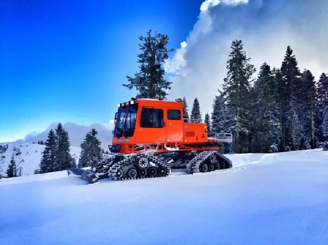 Tucker Sno-Cat (Medford, Όρεγκον, ΗΠΑ). Η εταιρεία λειτουργεί κυρίως στην αμερικανική αγορά και παράγει όλα τα είδη χιονοστιβάδων και ραγιστών, καθώς και ένα ορισμένο ποσό γεωργικών μηχανημάτων. Η εικόνα είναι το μοντέλο 2000Xtra Lite Tucker-Terra με έναν 130-ισχυρό κινητήρα Cummins.