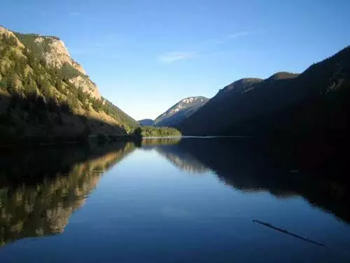 Ceann de na lochanna i British Columbia, clú ar éagsúlacht agus uathúlacht a microflora