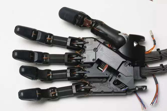 Manos robóticas: la invención no es nueva, pero ninguna de ellas puede presumir de tal movilidad como la mano del robot de la sombra británica. Este robot simula la mano humana tanto como sea posible, incluidas las almohadillas táctiles en los dedos y la determinación de la temperatura del aire. Roboruk se puede utilizar como prótesis avanzada o manipulador portátil.