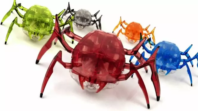 El scarab Hexbug del robot de juguete es asustantemente similar al insecto real. Mueve sus piernas a una velocidad de 1200 veces por minuto y salta bien. Debido al hecho de que los Finiges de Robozhuk un poco diferente, sus movimientos se ven muy creíbles.