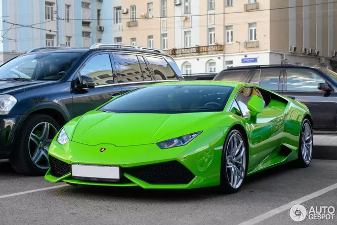 Lamborghini Huracán LP610-4: "Junior" model na Italian iri sanye take da wani 5.2 lita na yanayi v10 damar 610 horsepower. Motar farko ta duniya tare da tsarin kewayawa na duniya dangane da tsarin mortroscopic da na masu auna na'urori da su na Gyerometomet, wanda ke inganta kulawa ta Supercar.