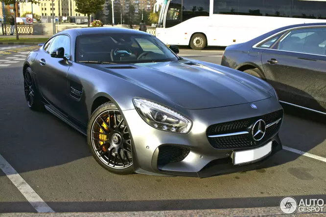 Mercedes-Amg Gt S Edition 1: doppja Coupe ta 'disinn klassiku bil-barnuża twila u offset għall-kabina tal-fus ta' wara. Il 4-litri Burbodigover V8 tiżviluppa 510 horsepower, jaċċellera l-karozza għal "mijiet" fi 3.8 sekondi u jiżviluppaw 310 km / h ta 'veloċità massima.