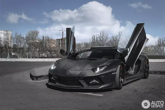 Mansory Aventador LP1600-4 Carbonado GT: Aventador pjuttost konvertiti ta 'Lamborghini supercar minn Atelier, li huwa sinonimu mal-kitche u bla raffija. Il-karozza rċeviet pannelli tal-ġisem ġodda minn fibra tal-karbonju, li ma saritx pittura għall-fini ta 'effett konsistenti, kif ukoll il-modernizzazzjoni tal-magna, li l-qawwa tagħhom żdiedet għal 1600 horsepower, u aċċelerazzjoni sa 100 km / h naqsu għal 2.1 sekondi. Fil-kapitali tista 'ssib biss ftit kopji.