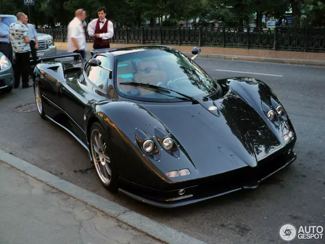 PAGANI Zonda C12 S: Wieħed mill-karozzi rari u inkredibbli fid-dinja! C12 S kien mgħammar b'V12 ta '7 litri minn AMG b'kapaċità ta' 550 horsepower. 4 sekondi għal "mijiet" u 340 km / h ta 'veloċità massima. Il-mudell ġie rilaxxat fi 16 kopji biss!