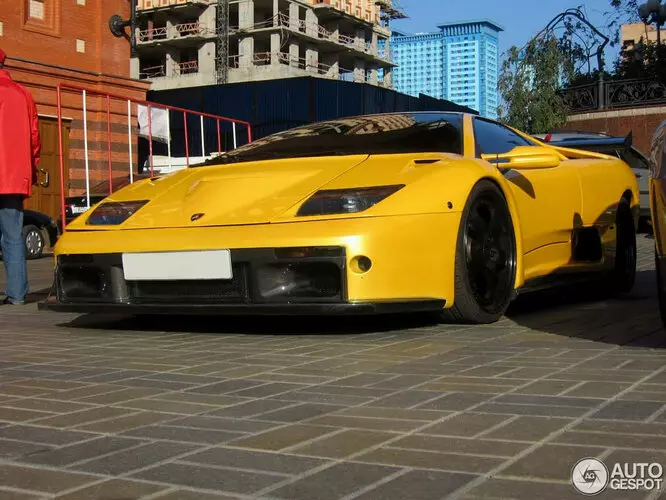 Lamborghini Diablo GT: aggressivi u rapida 575 b'saħħtu "devil" sar l-iktar karozza tas-serje mgħaġġla fl-1999 minħabba l-veloċità massima ta '338 km / h. Ġie rilaxxat fi 80 biċċa. Cult Diablo sal-lum tibqa 'waħda mill-iktar karozzi li jingħargħu fid-dinja!