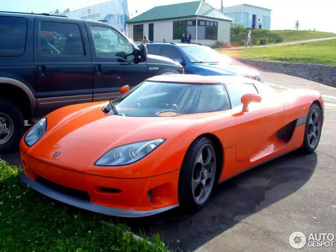 Koenigseggg Ccr: Supercar Supercar yochokera ku carbon ndi kevlar yokwiya kwambiri. Mu 2005, ndidakhazikitsa mbiri yakale yapadziko lonse lapansi pamagalimoto a seri - 388 km / h. The 4.7-lita v8 yokhala ndi mahatchi oyendetsa mahatchi 806 ndikugunda galimoto mpaka 100 km / h mu masekondi 3.2. Amasulidwa m'makope 20.