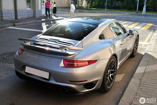 Porsche 991 Turbo S: Coengyy Coast COOTH Designeskul Desigfication a cikin mafi karfin gyara na turbo s ya ci gaba da dawakai 580. Rage robotic watse har zuwa 100 km / h a cikin kawai 2.9 seconds kuma ya kai 330 Km / h na matsakaicin sauri.