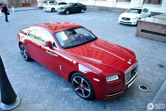 Rolls-Royce Fushin: Karamin (gwargwadon ka'idodin alama) Coadruple Stufrupple yana ƙoƙarin yin masu siya daga Bentley nahiyar ƙasa GT. The 632-karfi Wraith da 6.6-lita Biturbotor V12 zama mafi m Rolls Royce-. Daga cikin m "kwakwalwan kwamfuta" - rufin, yin kwaikwayon sararin taurari.