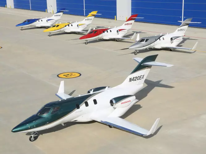 Kabla ya mbele - Hondajet ya kwanza ya Serial.