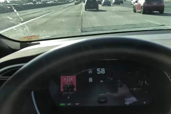 Tsla autopilot maşyny bökdäp bilerdi 350131_2