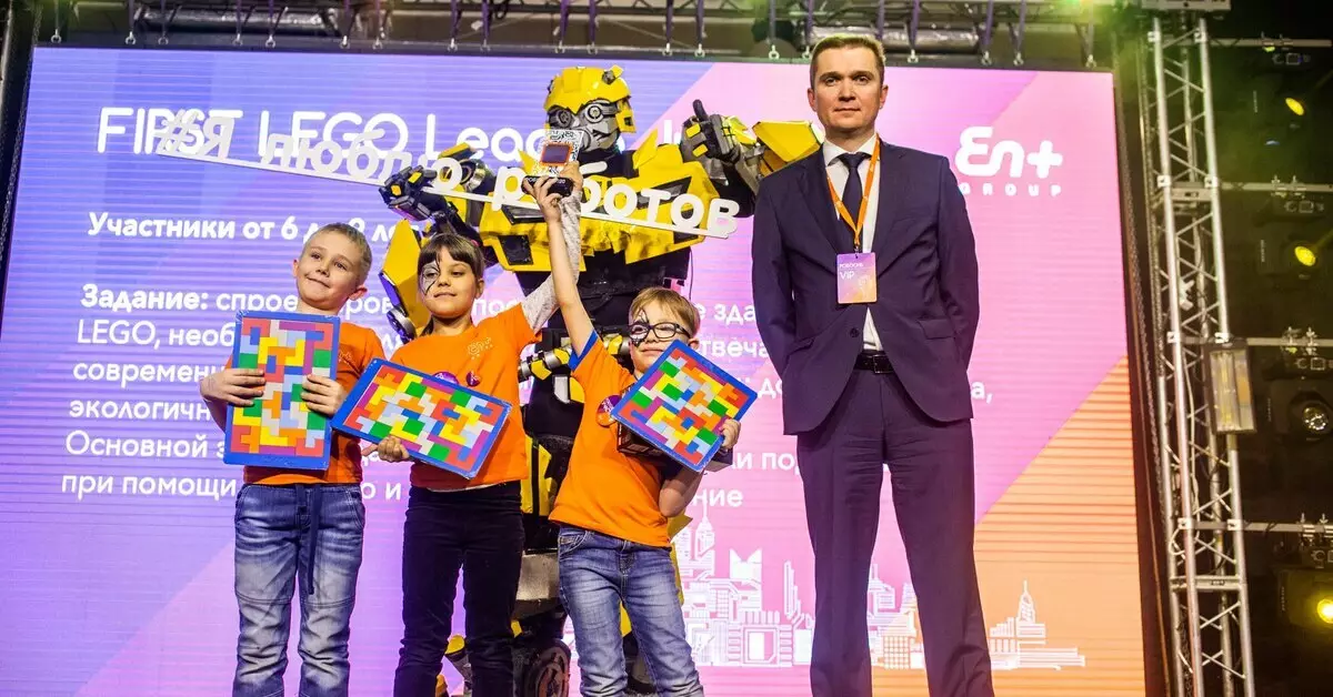 En + Grúpa achoimriú an VII Féile Robotic Siberian "Robosib"