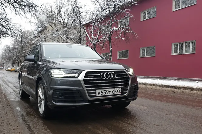 Koloi e nang le lengolo la capital "A": Teko ea Audi q7