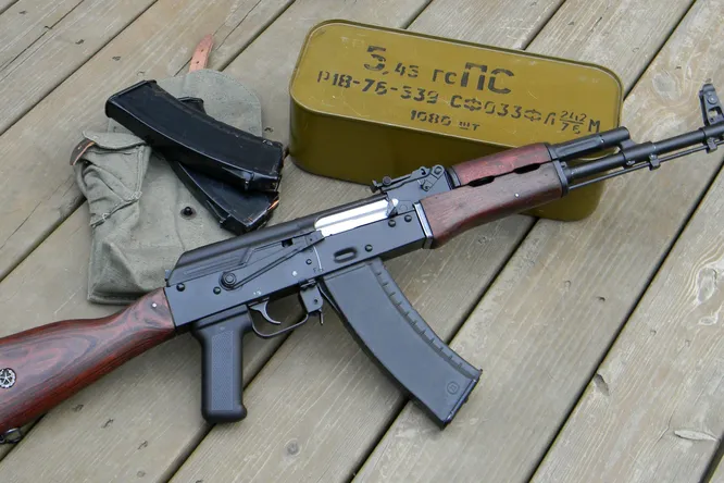 لدينا الوقت لمدة 40 ثانية: كيفية تفكيك وتجميع آلة kalashnikov