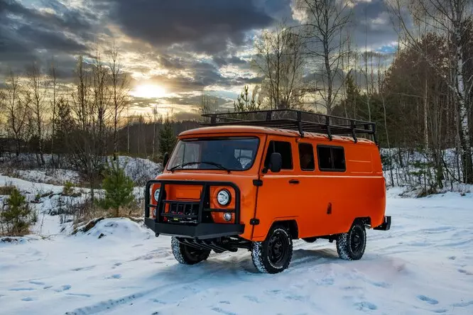 UAZ esitteli Expeditionary 