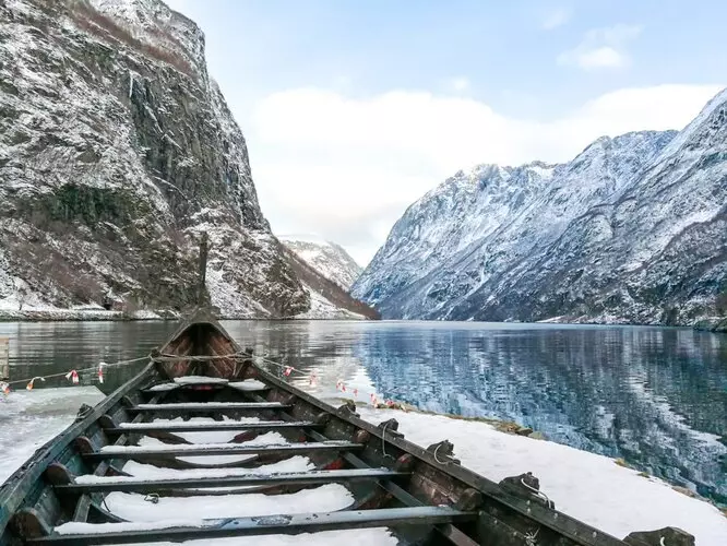 Snapshot feita na aldea noruega Gudwangen, situada á beira do Neri Fiord