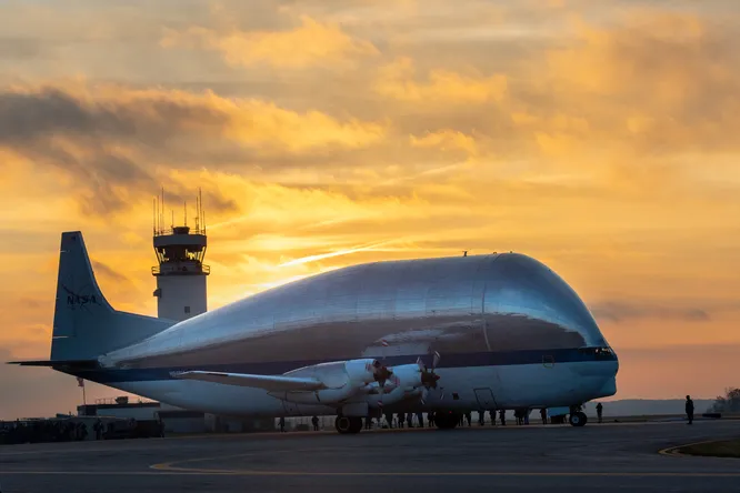 NASA heeft het schip "Orion" getransporteerd met behulp van een gigantische vliegtuigen