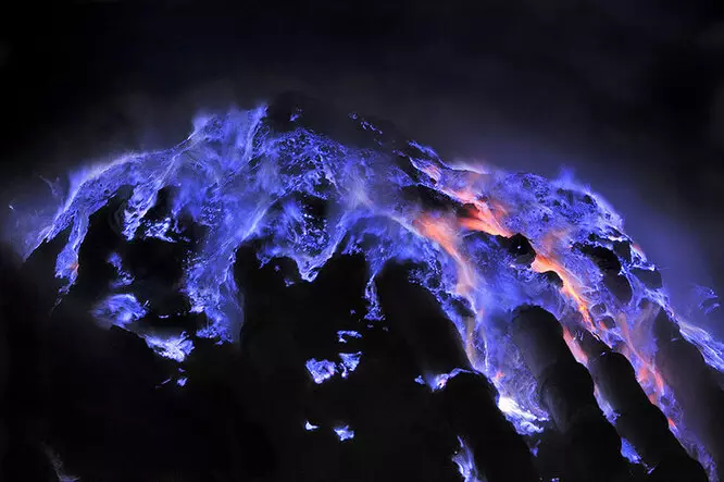 Volcán con lava azul