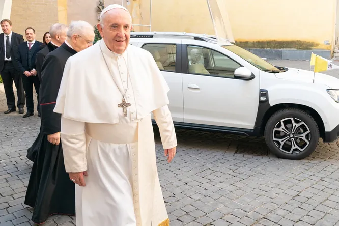 Papa Rimskiy UAZ bilan dublga ko'chib o'tdi